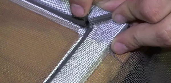Fixer la grille au profil en plastique avec un cordon