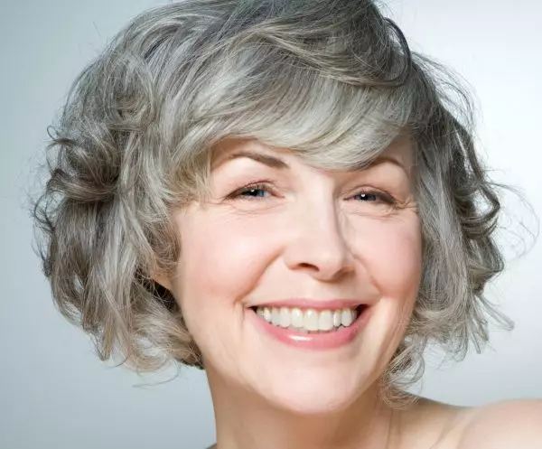 50 yıldan eski kadınlar için saç modeli