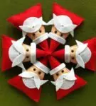 Speelgoed in de vorm van Santa Claus gemaakt van vilt Driehoeken