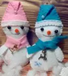 Bonhommes de neige avec foulards et casquettes