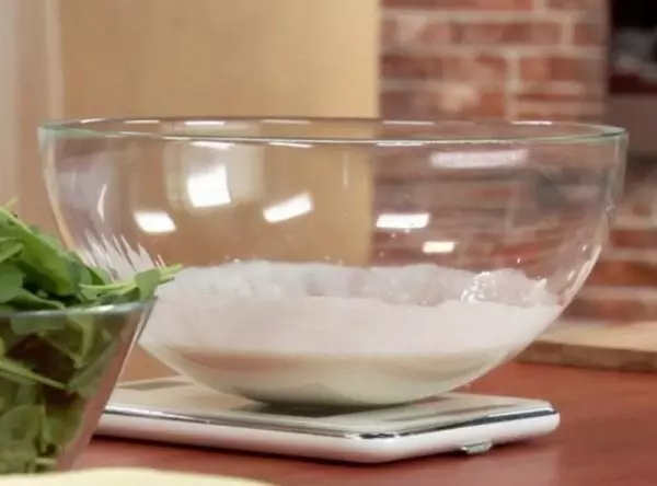 Leche con kéfir y crema agria en un recipiente de vidrio.