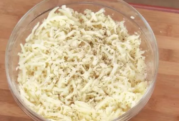 Lockig ost med svart markpeppar i en skål