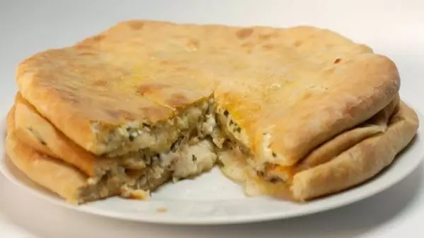 Osetian koláče s brambory a sýrem na talíři
