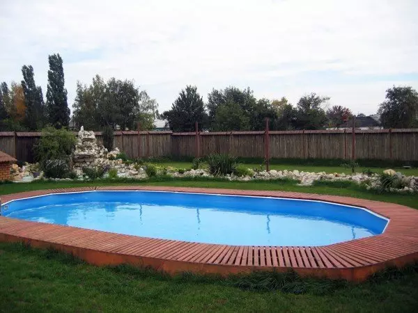 院子里的游泳池