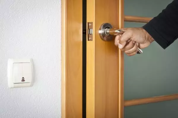 Завртка врата: сорти со опис и карактеристични, добрите и лошите страни, како и како да се инсталира на вратата