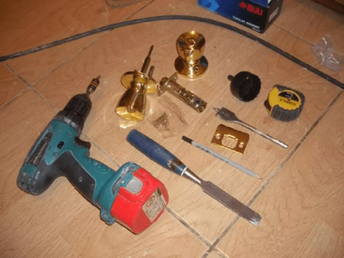 Værktøjer til installation af en lås