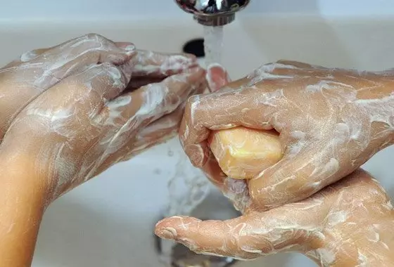 Mossa le a kezét szappannal