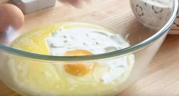 Krim asam, minyak dan telur dalam mangkuk