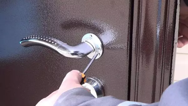Demontarea butonului de blocare a ușii