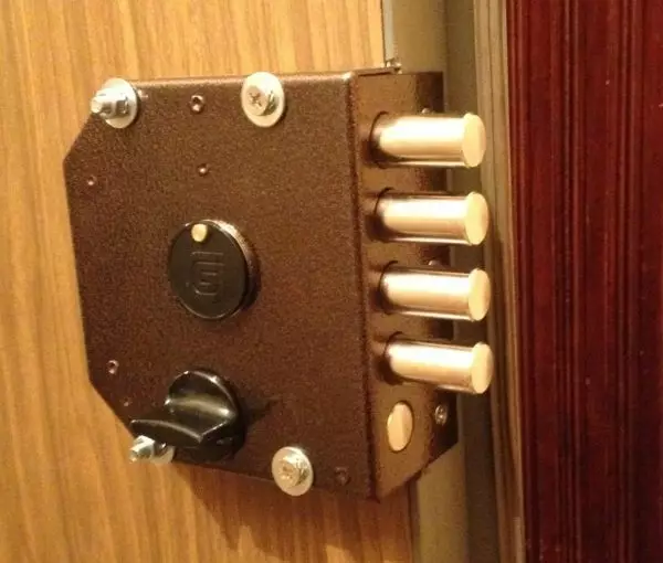 Pils rēķins par metāla durvīm: kā izvēlēties un instalēt