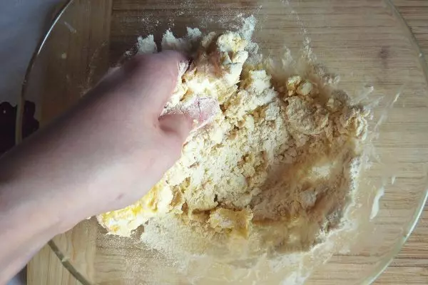 Rubbing oils and flour for sand dough