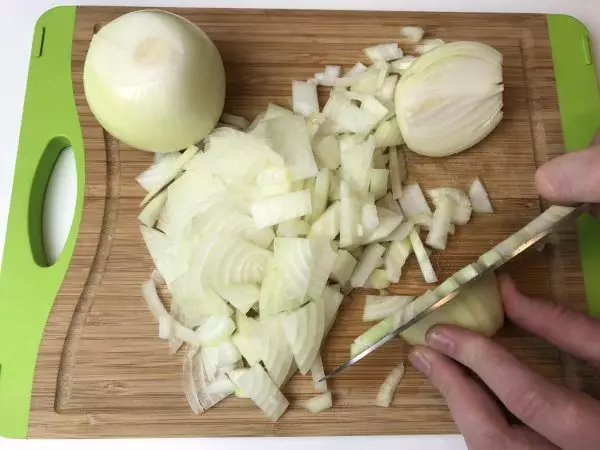 Slicing onion