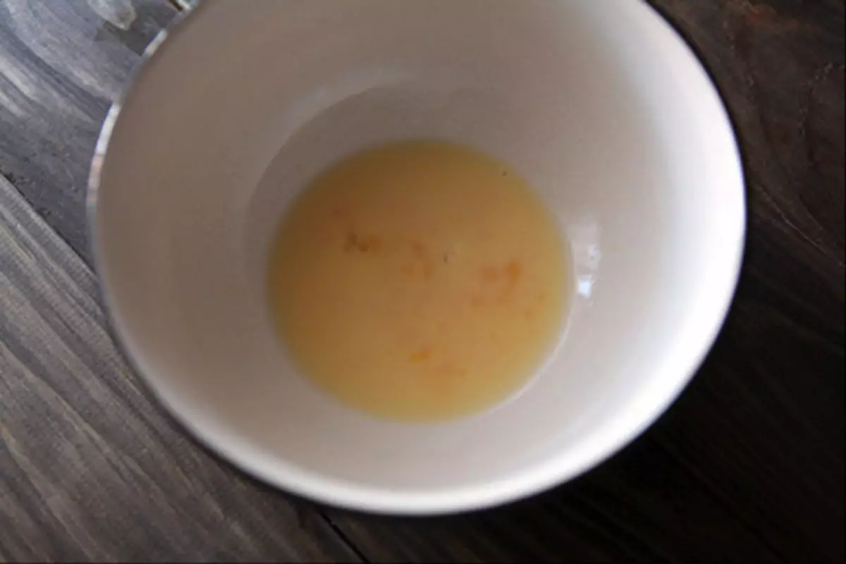 Bir qabda su ilə yumurta sarısı