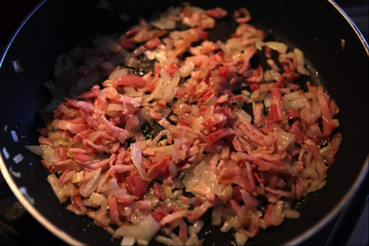 Bacon iliyochujwa na vitunguu katika sufuria ya kukata