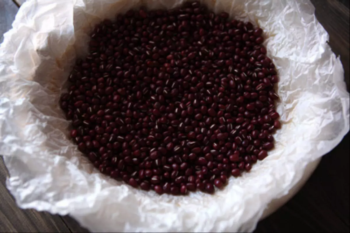 Fagioli secchi in forma per la cottura con pasta coperta di carta da forno