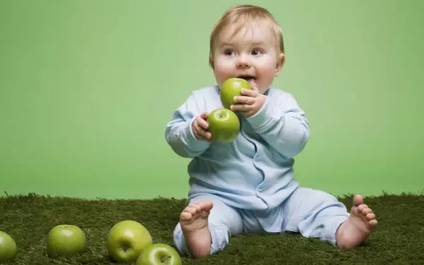 Vauva omenoilla
