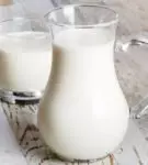 Sữa trong bình và thủy tinh