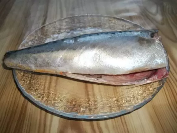 Bangkai mackerel murni di atas piring