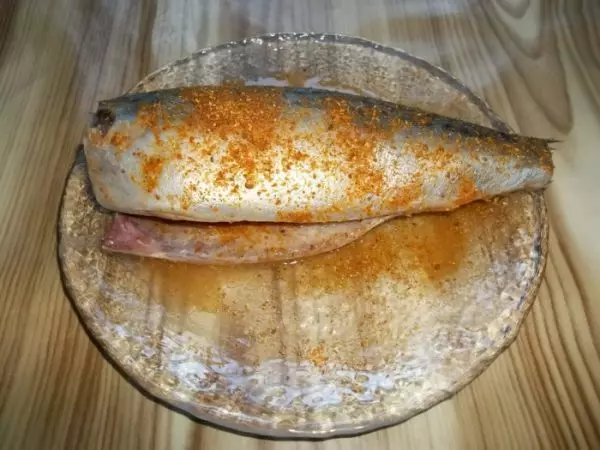 Makreel karkas in kruiden op een bord