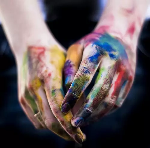Värvide plekid kätel