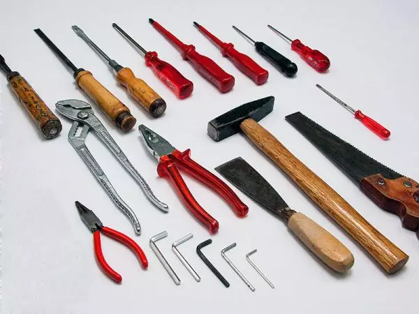 Mga tool para sa mounting accessories.
