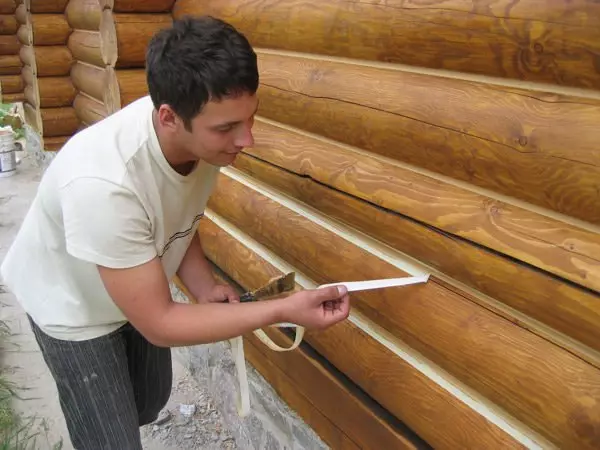 Le processus de couture de coutures entre bâtiments en bois