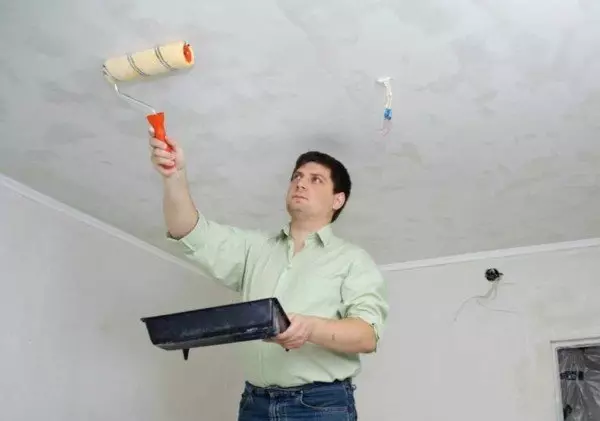 L'uomo macina il soffitto