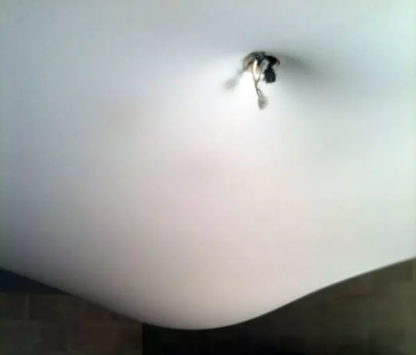 ثقب مصباح على السقف