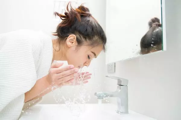 Kāpēc jūs nevarat noslaucīt seju ar dvieli - korejiešu mazgāšanas veidu