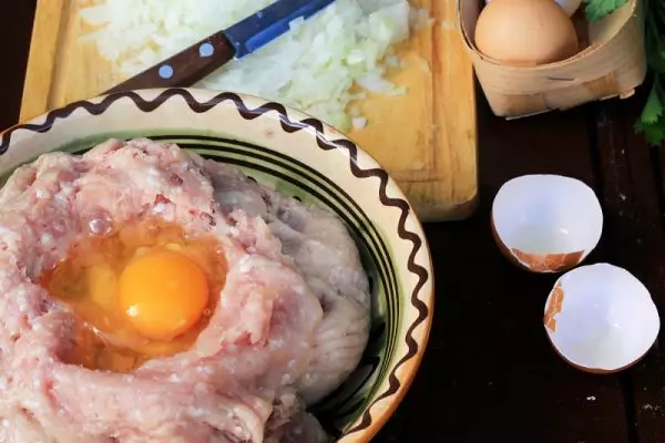 Manek e uova tritate in un piatto