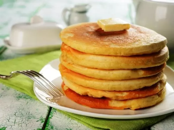 PANKETI: Sakafo amerikana pancakes sy ny mpamono olona amin'ny ronono sy kefir, sary ary video