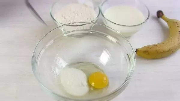 Ei en suiker in een kom