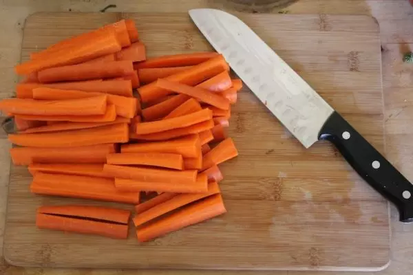 สับด้วยลายเส้นยาวแครอทและมีดบนเขียง