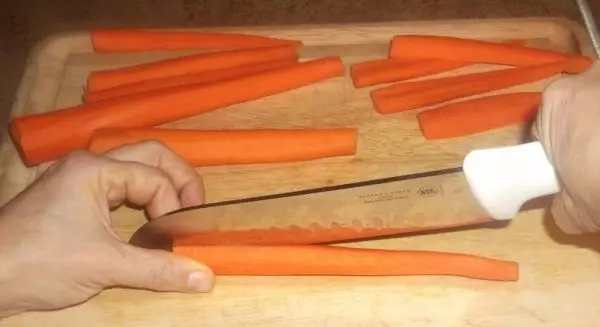 ตัดแครอทบนเขียง