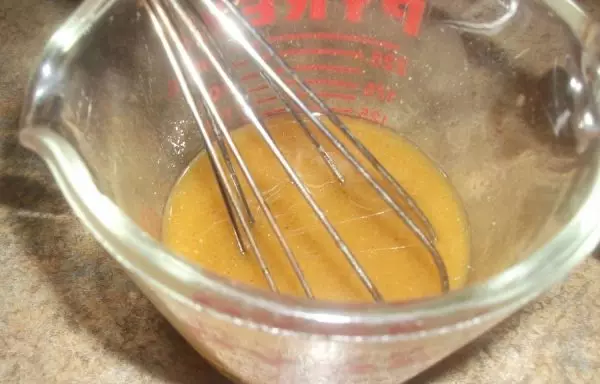 A sárgarépa készítése egy fém tálban ékkel
