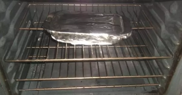 Formulario de cocción en folla de aluminio no forno