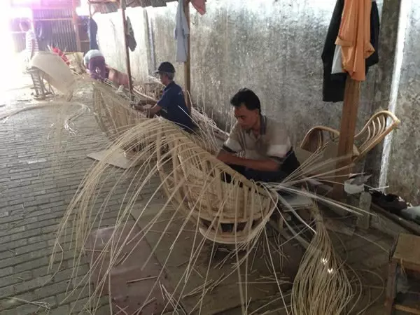 Майстри плетуть меблі з лози