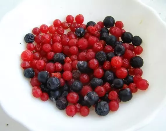 Berries katika sahani.