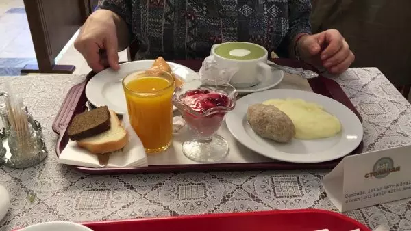 Sovyet tarzı çağdaş yemek odası yemekleri