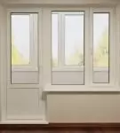 Bílé balkonové dveře