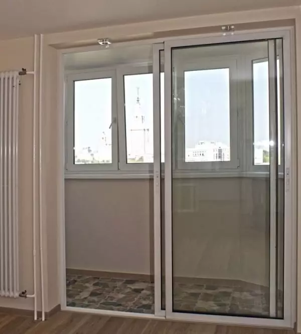 Stikla balkona durvis