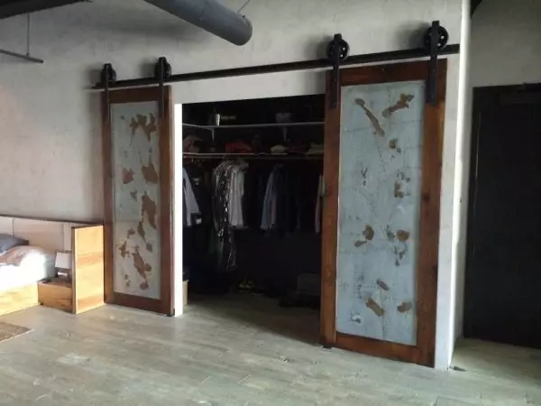 Barn dør som et garderobe sash