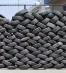 タイヤからの枝編み細工品フェンス