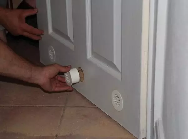 Paigaldamine ukse ventilatsiooni võre