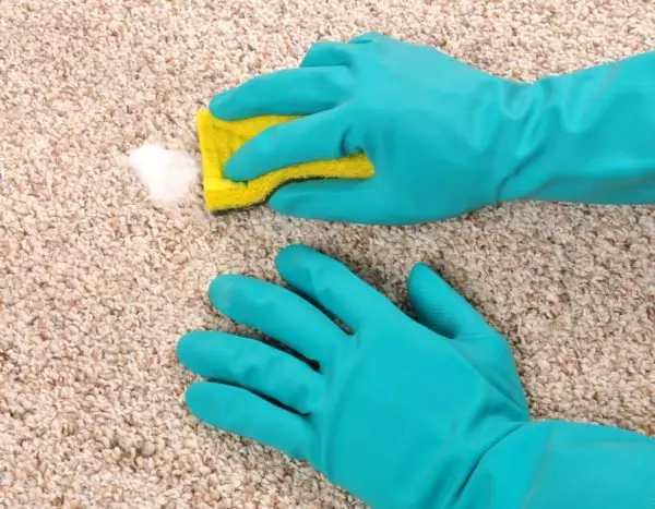 Vyčistite špongiu koberec