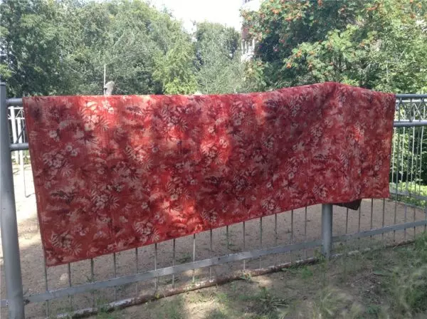 Vlněný koberec na plotě