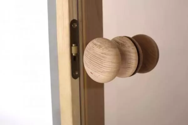 Drewniana klamka na szklanych drzwiach