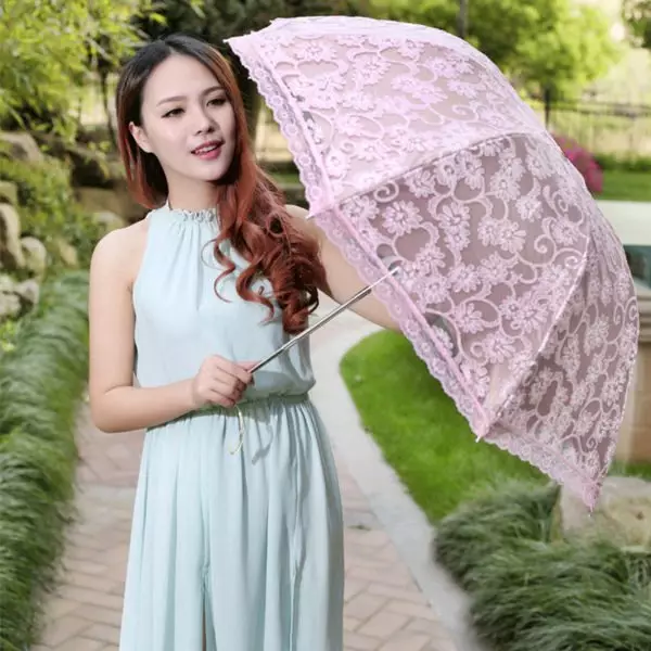 Dievča s čipkovým dáždnikom