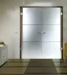 Drzwi huśtawki wykonane ze szkła matowego
