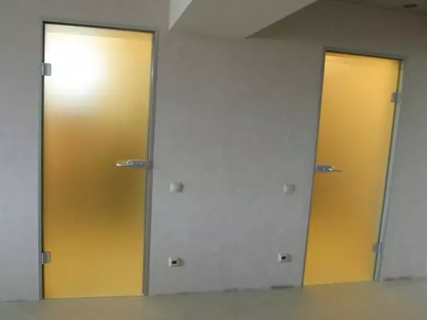 Staklena vrata u uredu